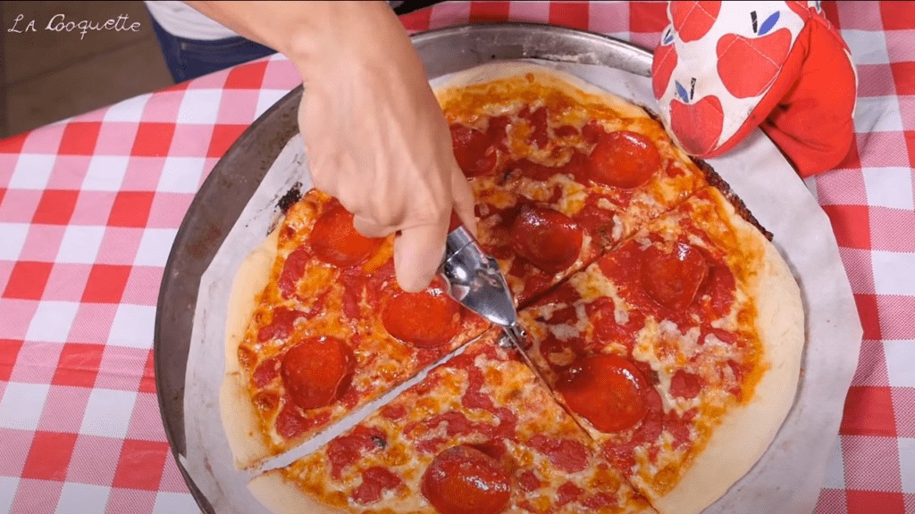 New York Style Pizza Recipe | Thin Crust and Delicious! - La Cooquette